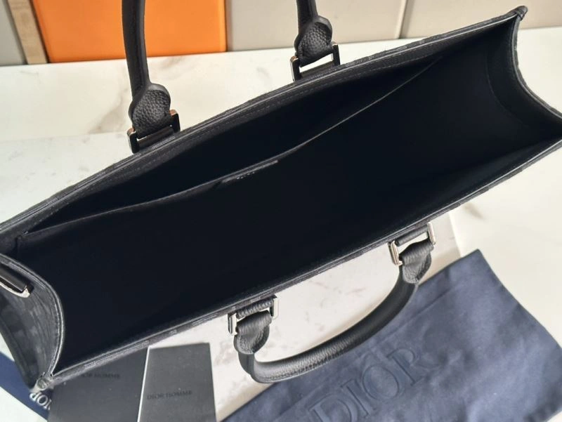 Accurate model Christian Dior Shopping Bags