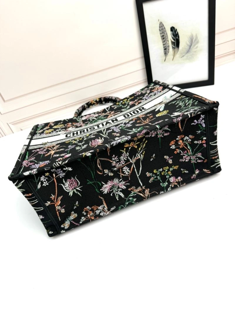 Accurate model Christian Dior Shopping Bags
