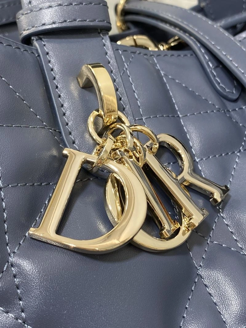Accurate model Christian Dior Shopping Bags