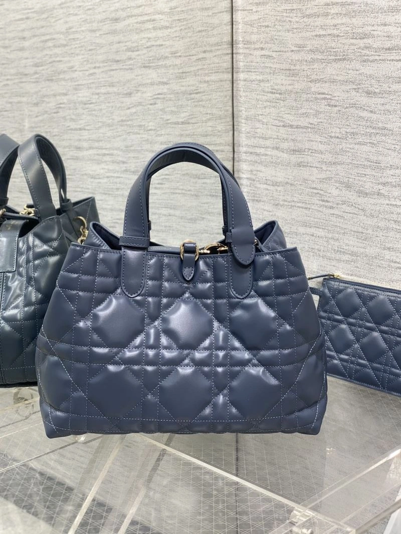 Accurate model Christian Dior Shopping Bags