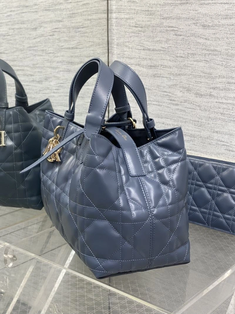 Accurate model Christian Dior Shopping Bags