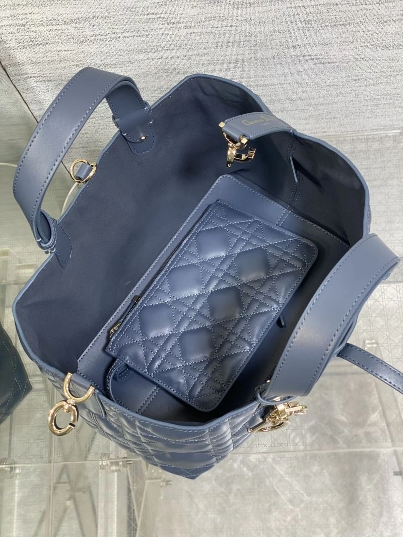 Accurate model Christian Dior Shopping Bags