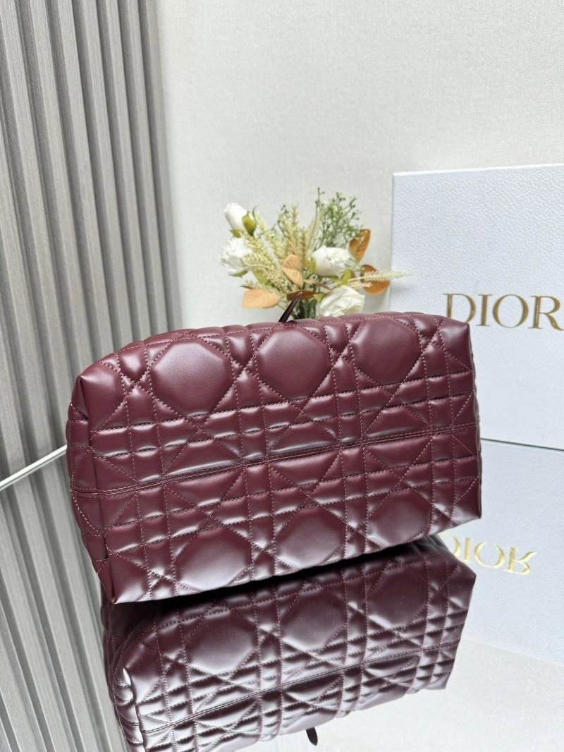 Accurate model Christian Dior Shopping Bags