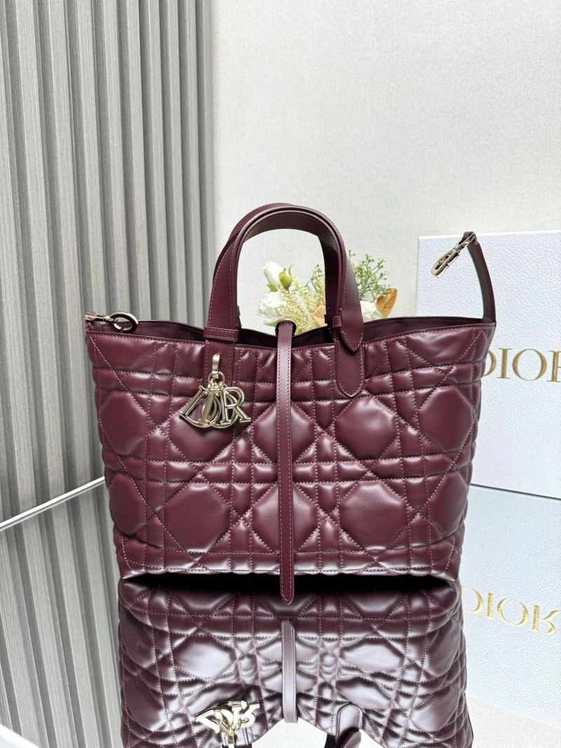 Accurate model Christian Dior Shopping Bags