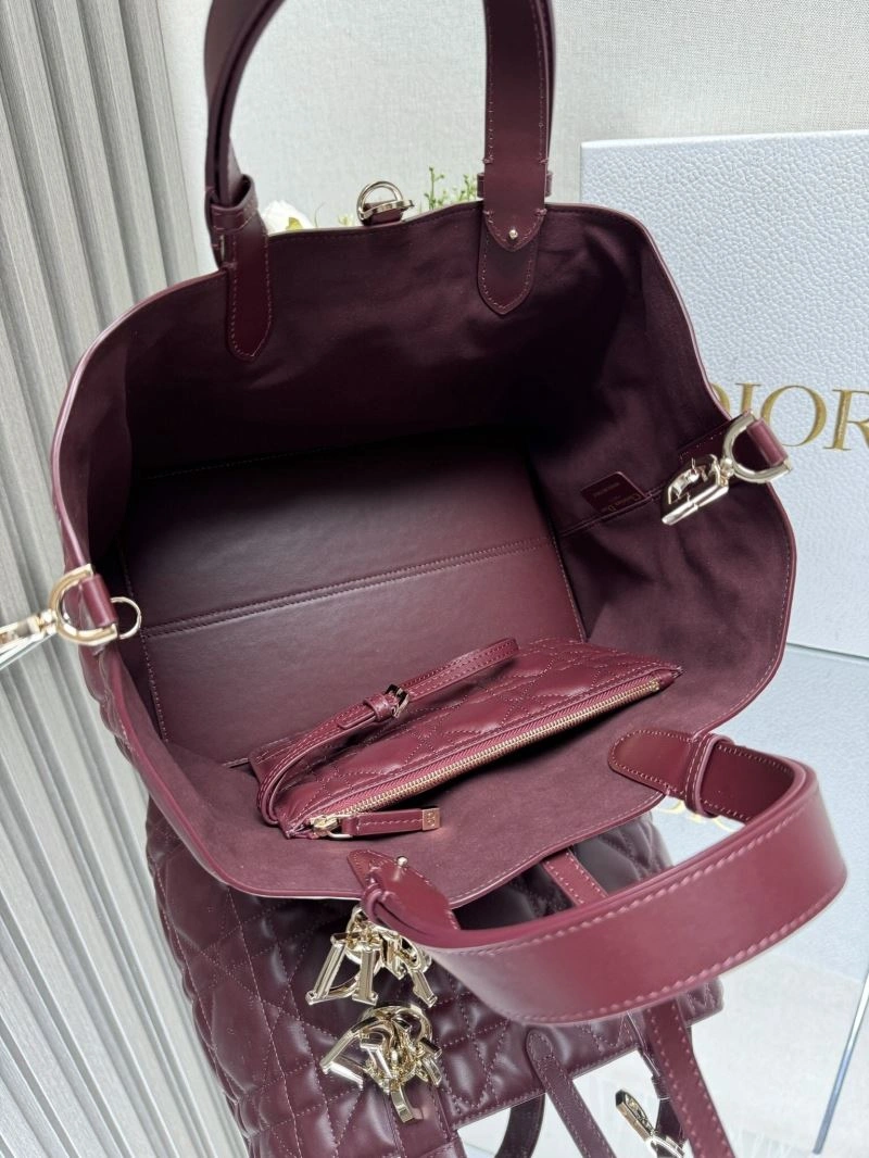 Accurate model Christian Dior Shopping Bags