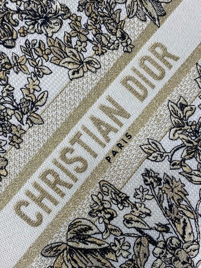 Accurate model Christian Dior Shopping Bags