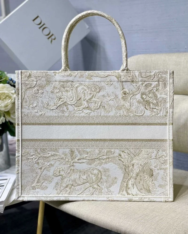Accurate model Christian Dior Shopping Bags