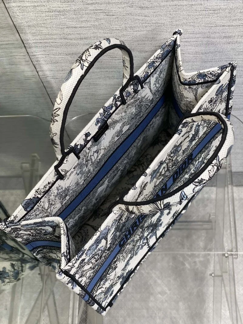 Accurate model Christian Dior Shopping Bags