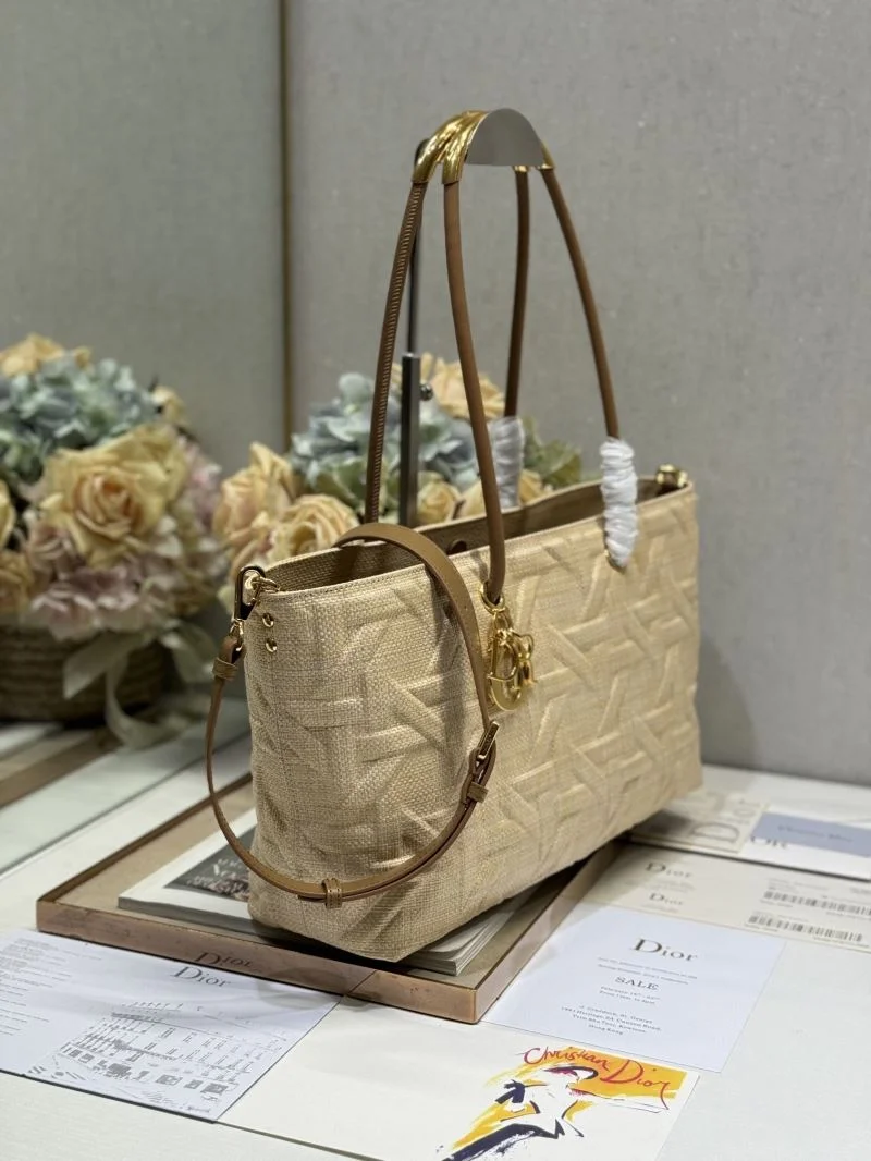 Accurate model Christian Dior Shopping Bags