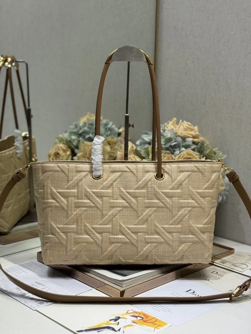 Accurate model Christian Dior Shopping Bags