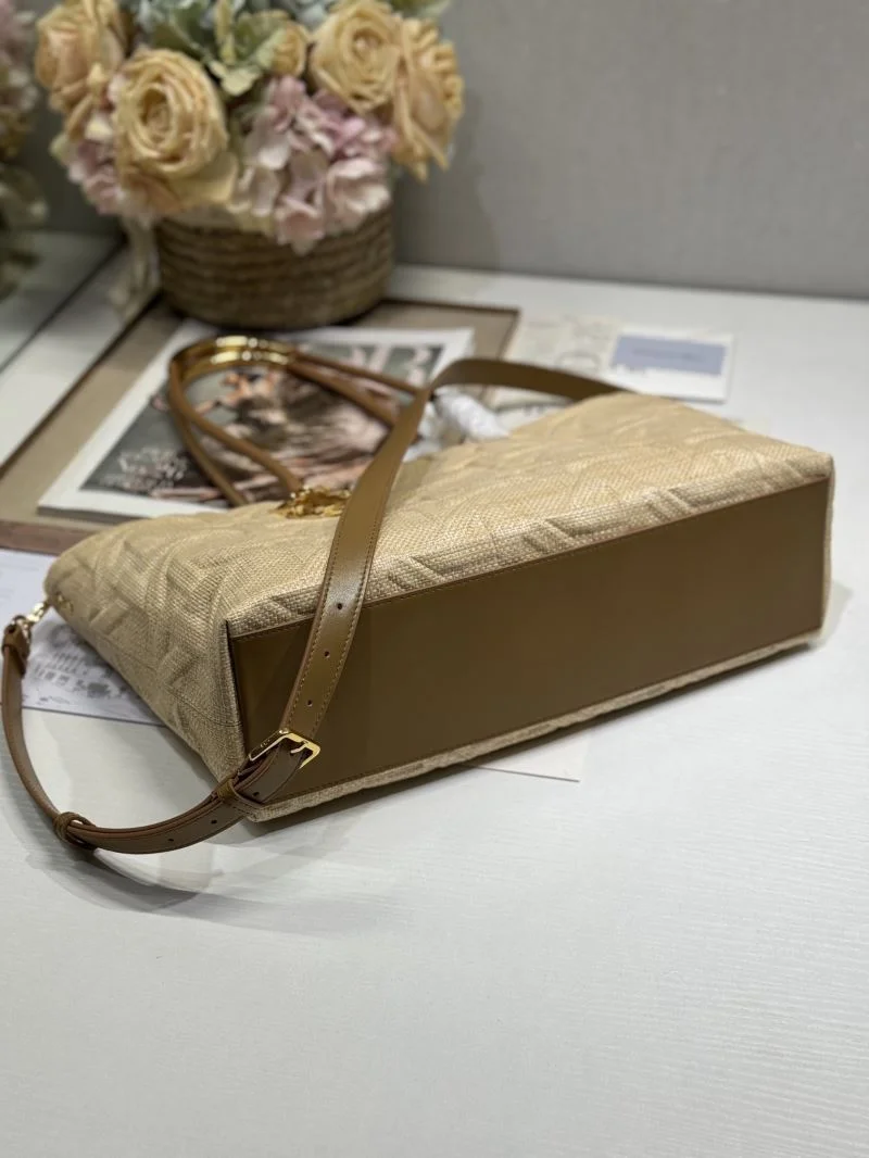Accurate model Christian Dior Shopping Bags