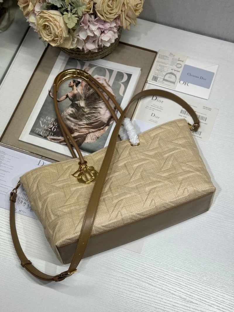 Accurate model Christian Dior Shopping Bags