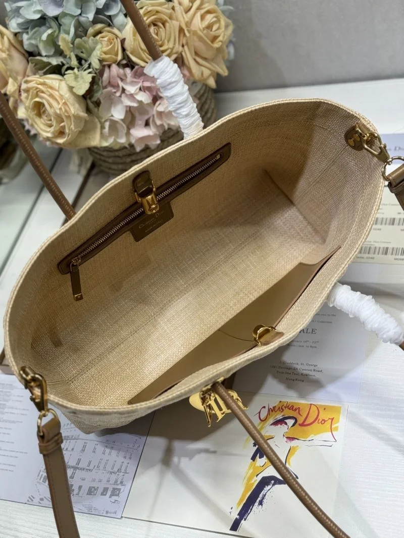 Accurate model Christian Dior Shopping Bags