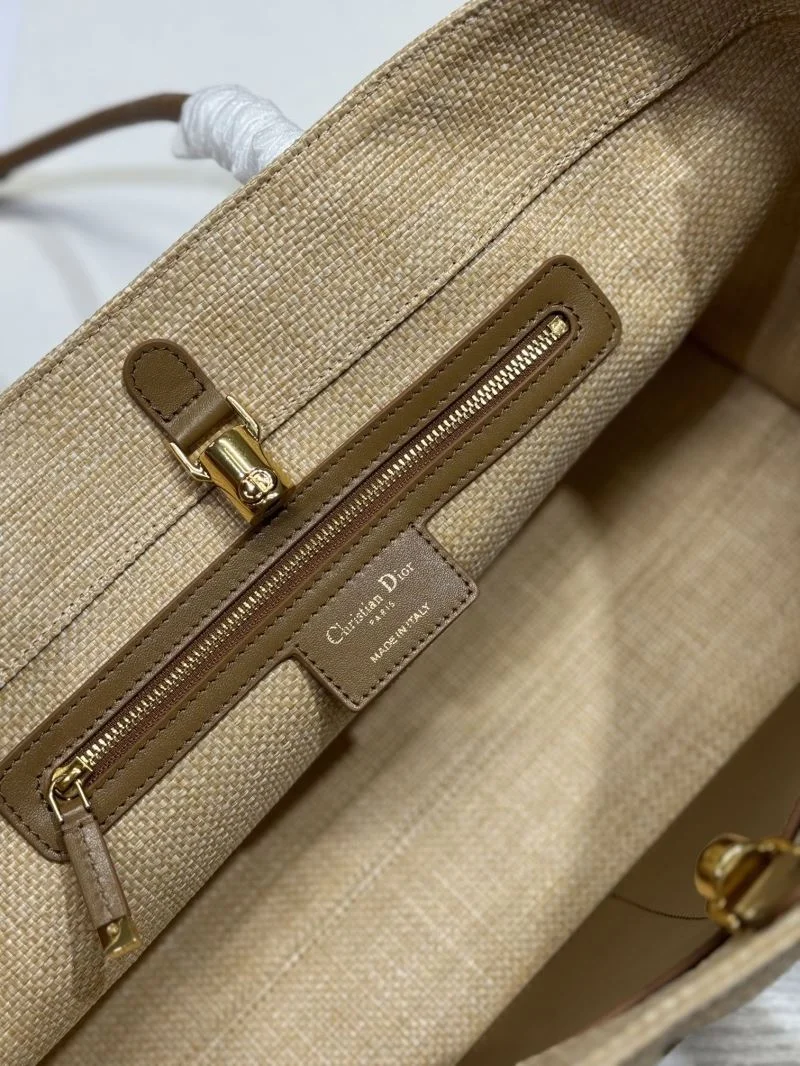 Accurate model Christian Dior Shopping Bags