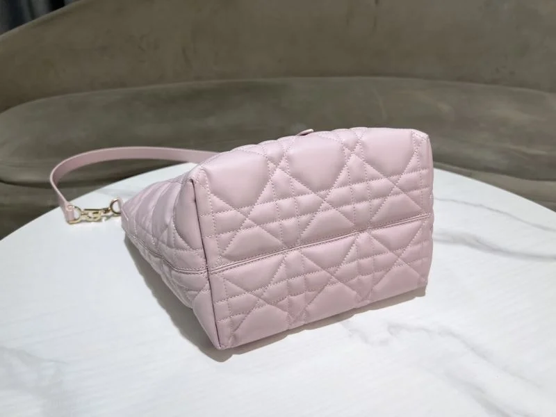 Accurate model Christian Dior Shopping Bags