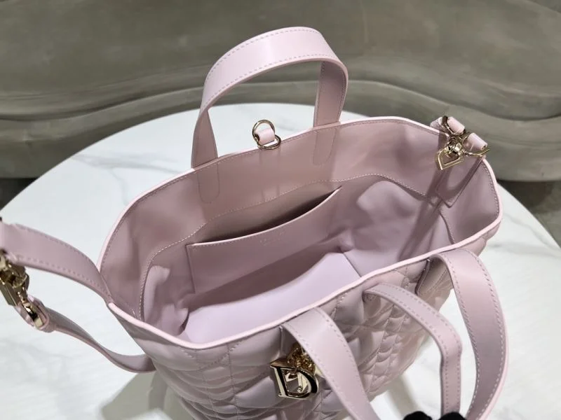 Accurate model Christian Dior Shopping Bags