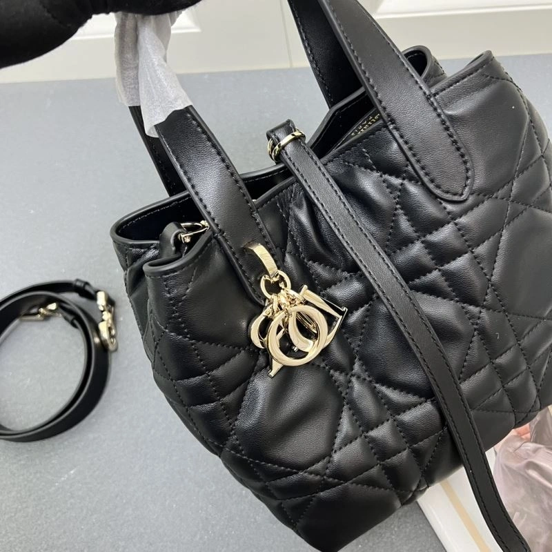 Accurate model Christian Dior Shopping Bags