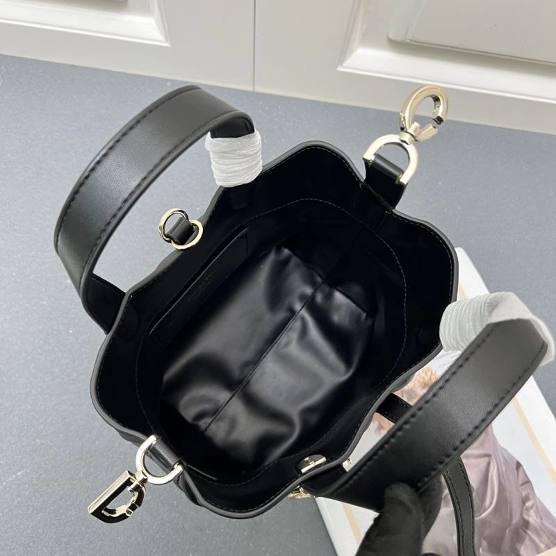 Accurate model Christian Dior Shopping Bags