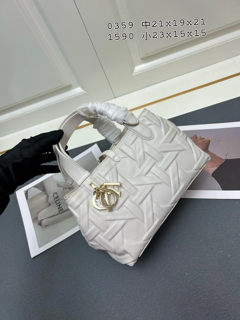 Accurate model Christian Dior Shopping Bags