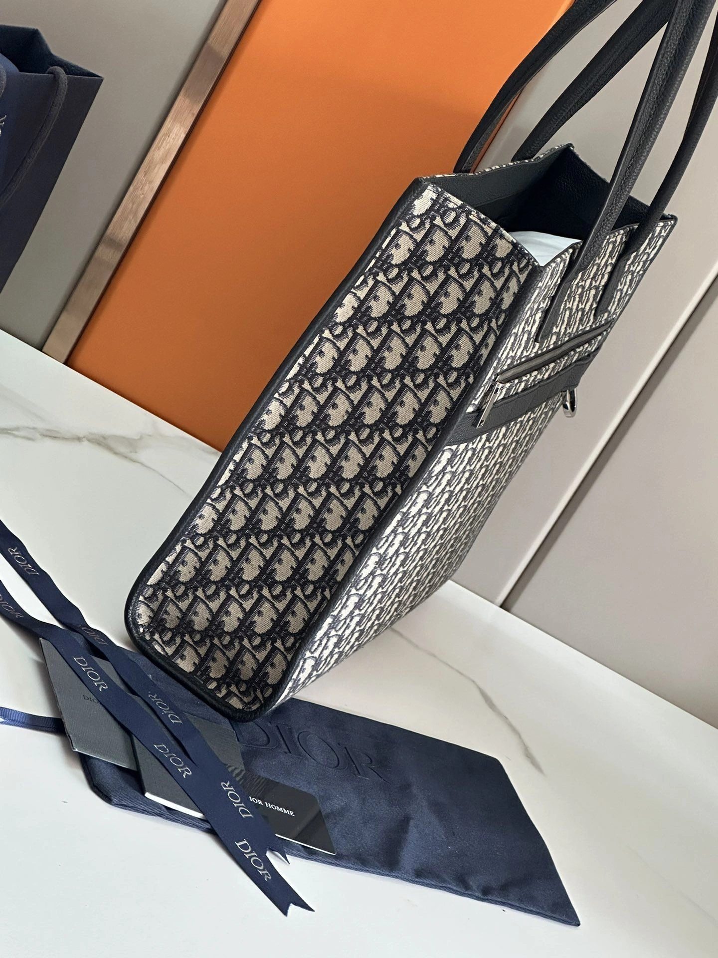 Accurate model Christian Dior Shopping Bags