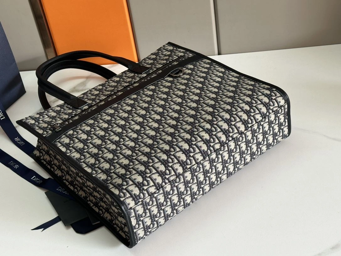 Accurate model Christian Dior Shopping Bags