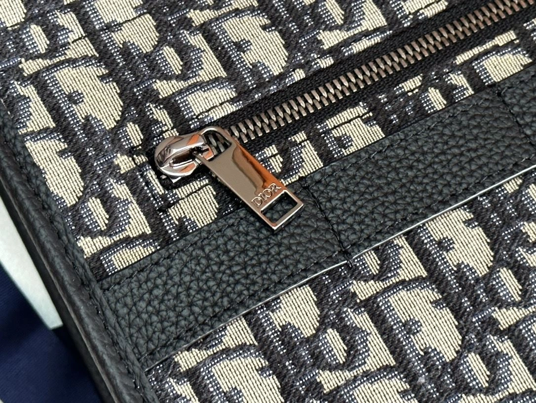 Accurate model Christian Dior Shopping Bags