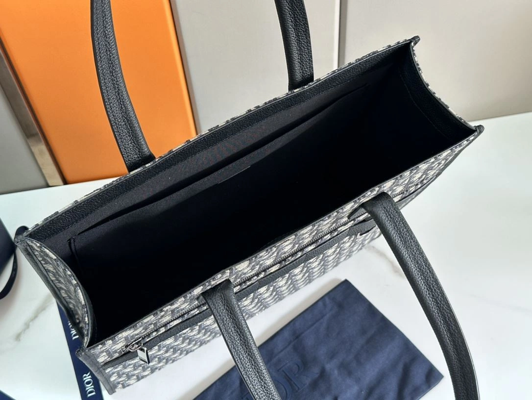 Accurate model Christian Dior Shopping Bags