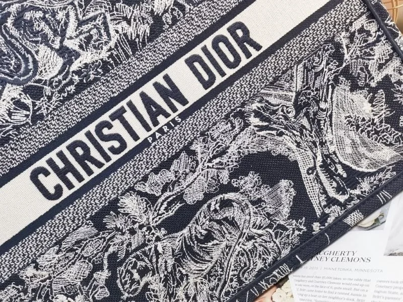 Accurate model Christian Dior Shopping Bags