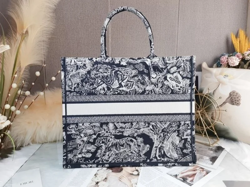 Accurate model Christian Dior Shopping Bags