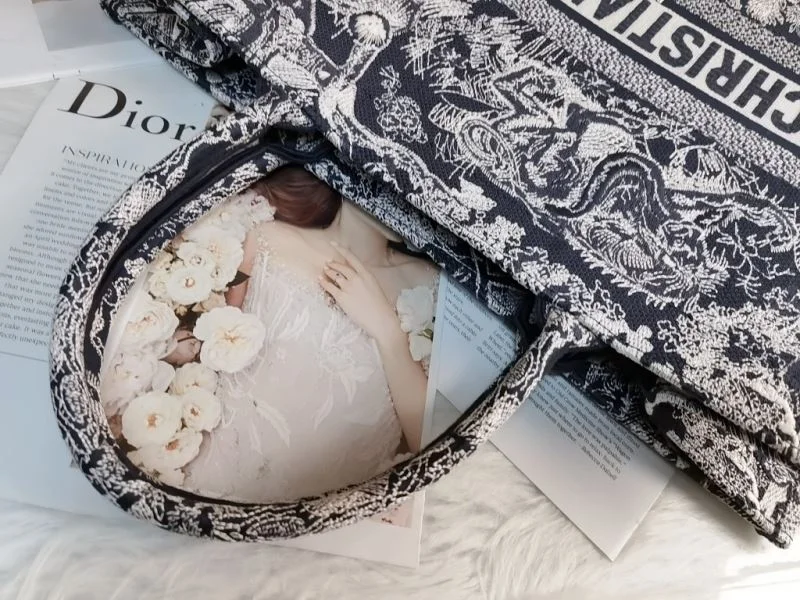 Accurate model Christian Dior Shopping Bags