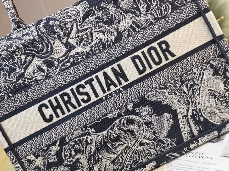 Accurate model Christian Dior Shopping Bags
