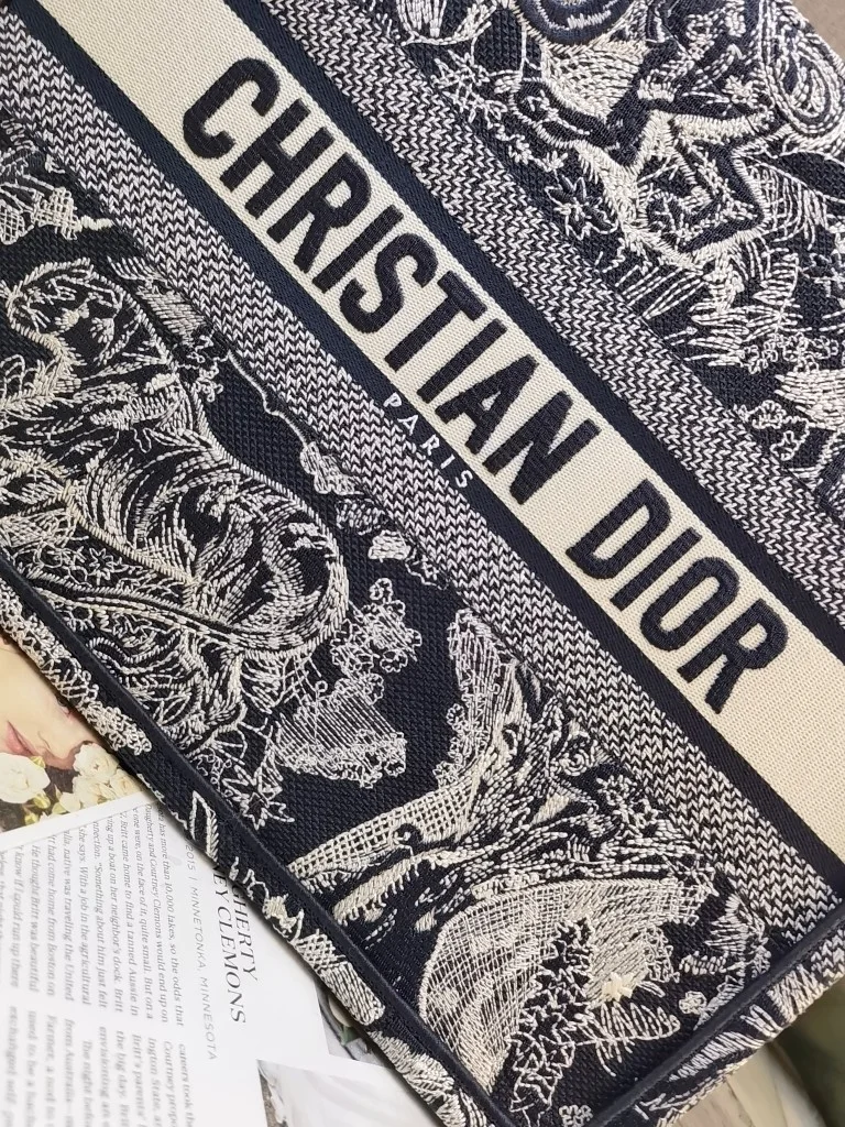 Accurate model Christian Dior Shopping Bags