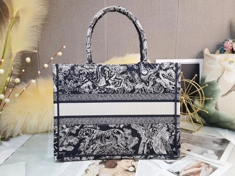 Accurate model Christian Dior Shopping Bags