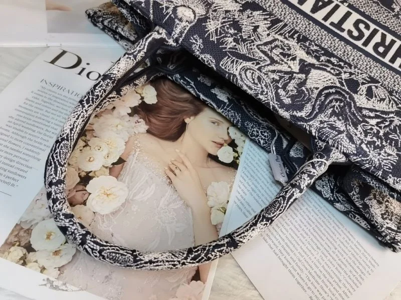 Accurate model Christian Dior Shopping Bags
