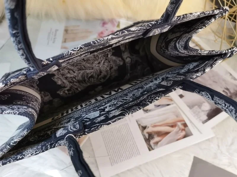 Accurate model Christian Dior Shopping Bags
