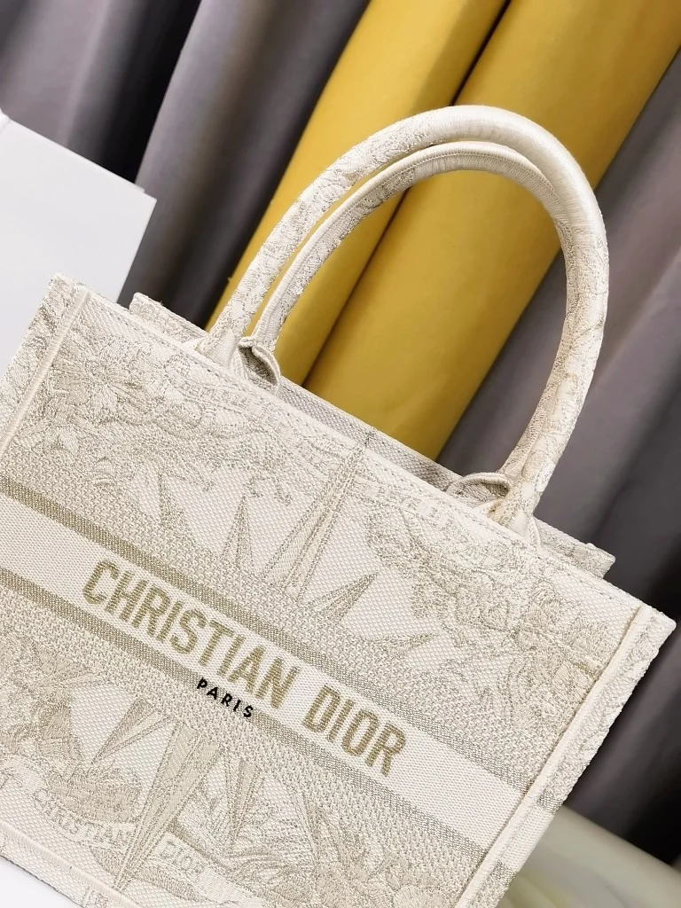 Accurate model Christian Dior Shopping Bags