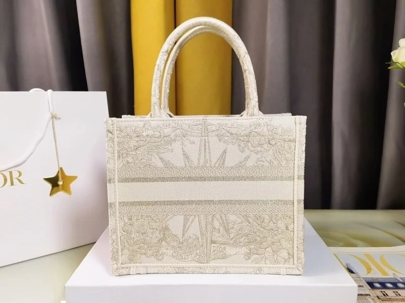 Accurate model Christian Dior Shopping Bags
