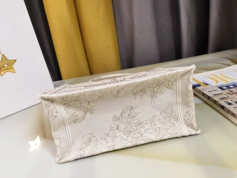 Accurate model Christian Dior Shopping Bags