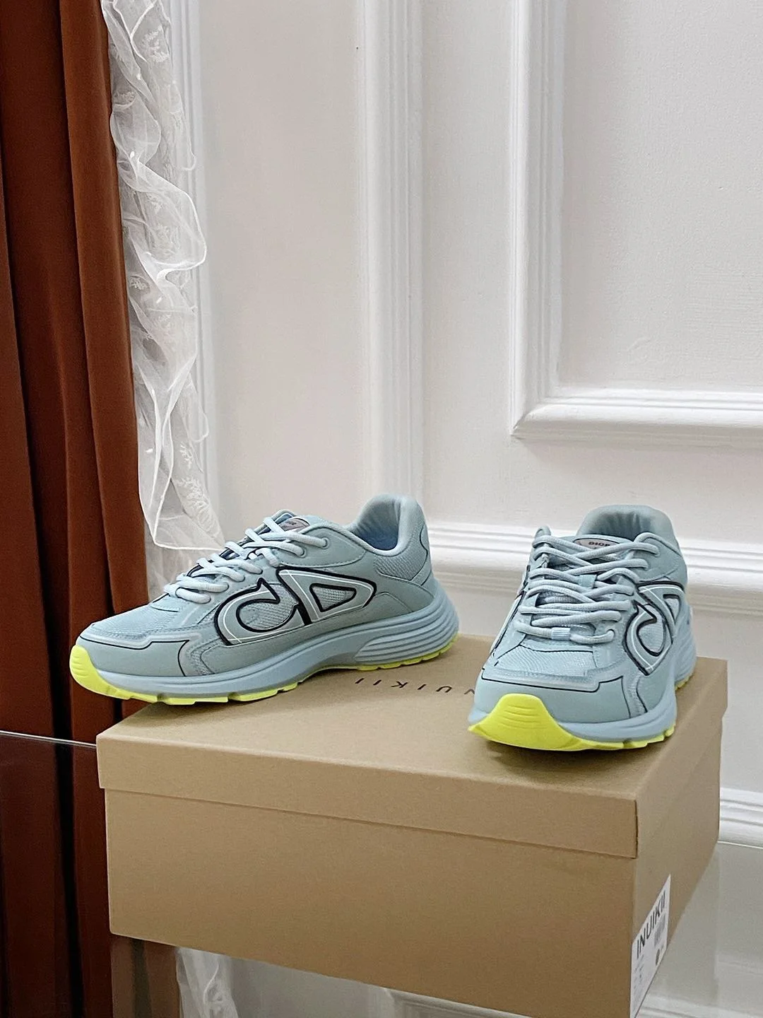 Accurate model Christian Dior Sneaker