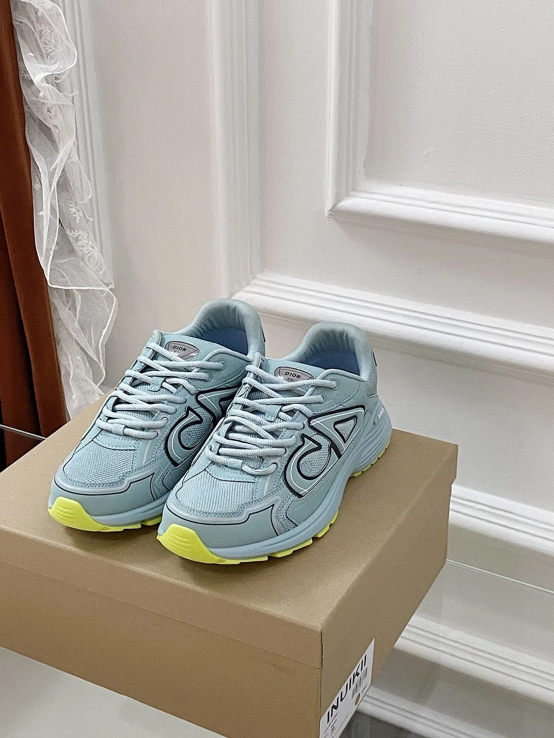 Accurate model Christian Dior Sneaker