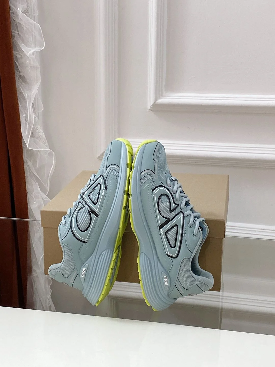Accurate model Christian Dior Sneaker