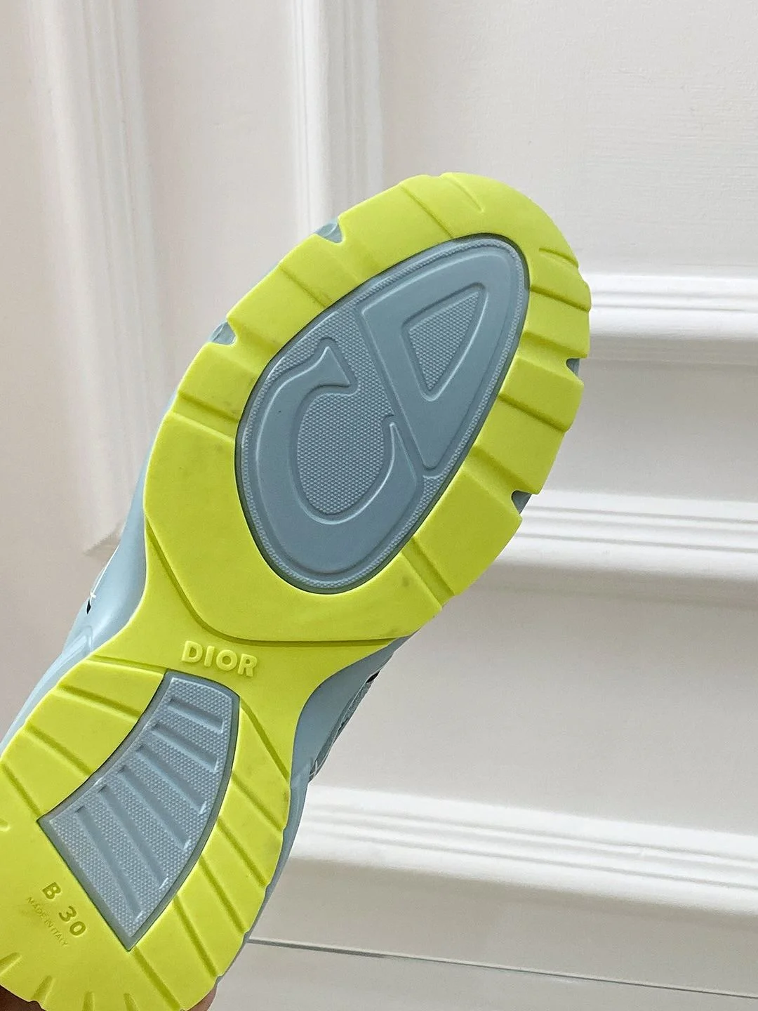 Accurate model Christian Dior Sneaker
