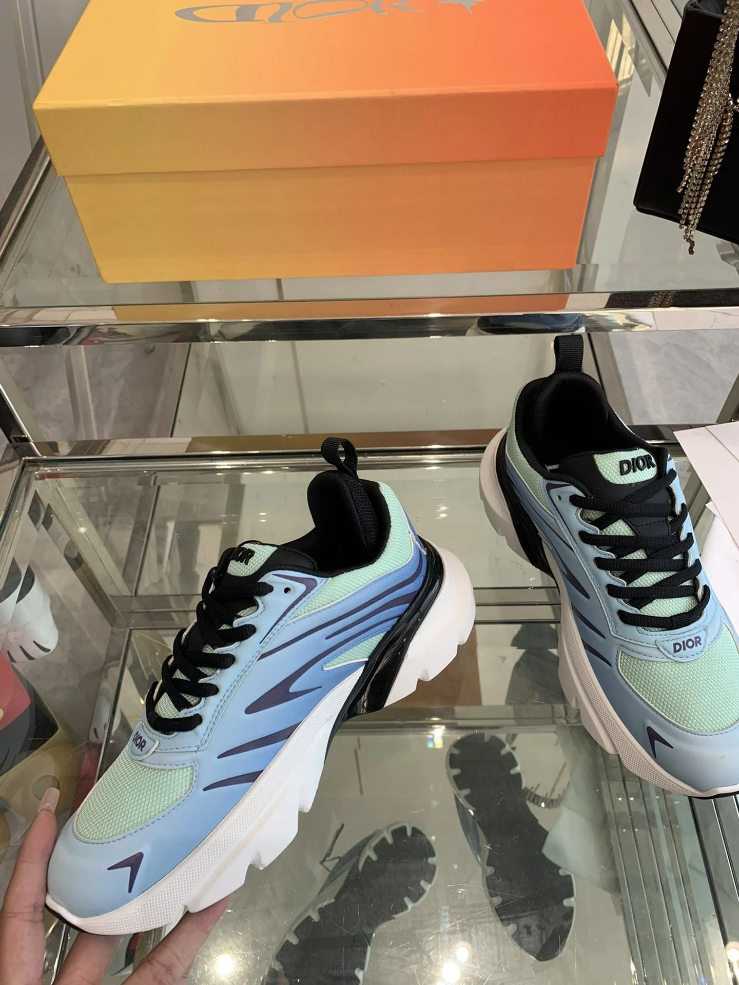 Accurate model Christian Dior Sneaker