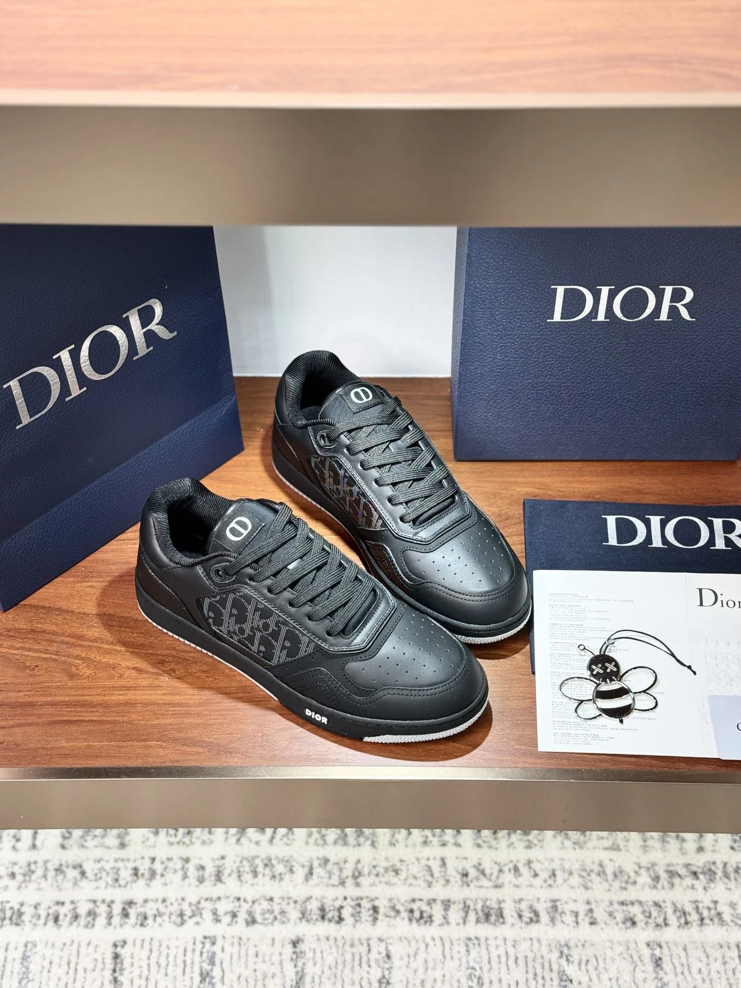 Accurate model Christian Dior Sneaker