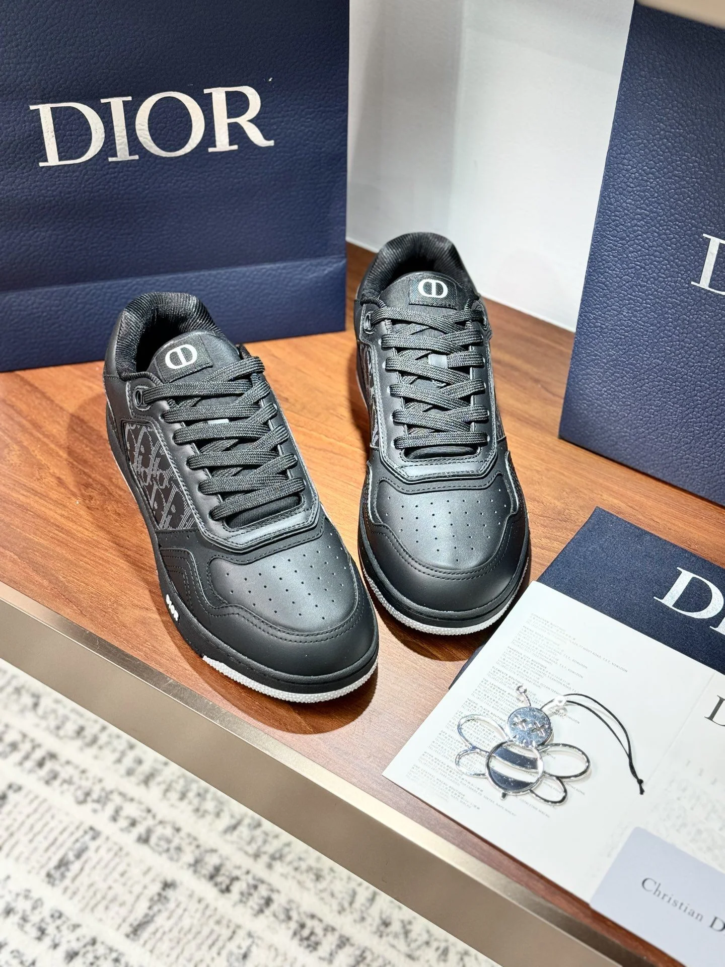 Accurate model Christian Dior Sneaker