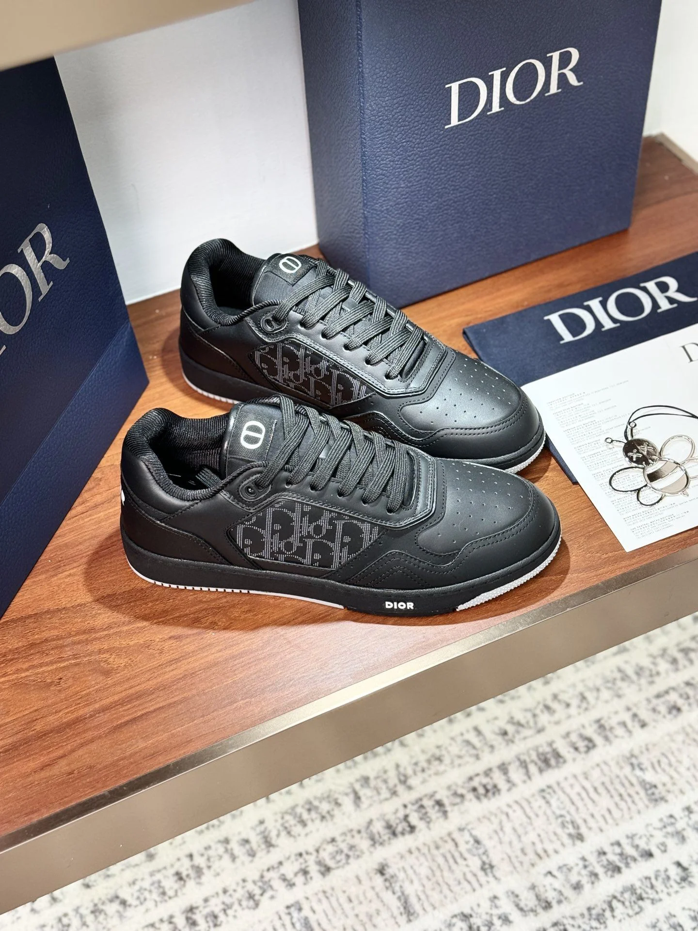 Accurate model Christian Dior Sneaker