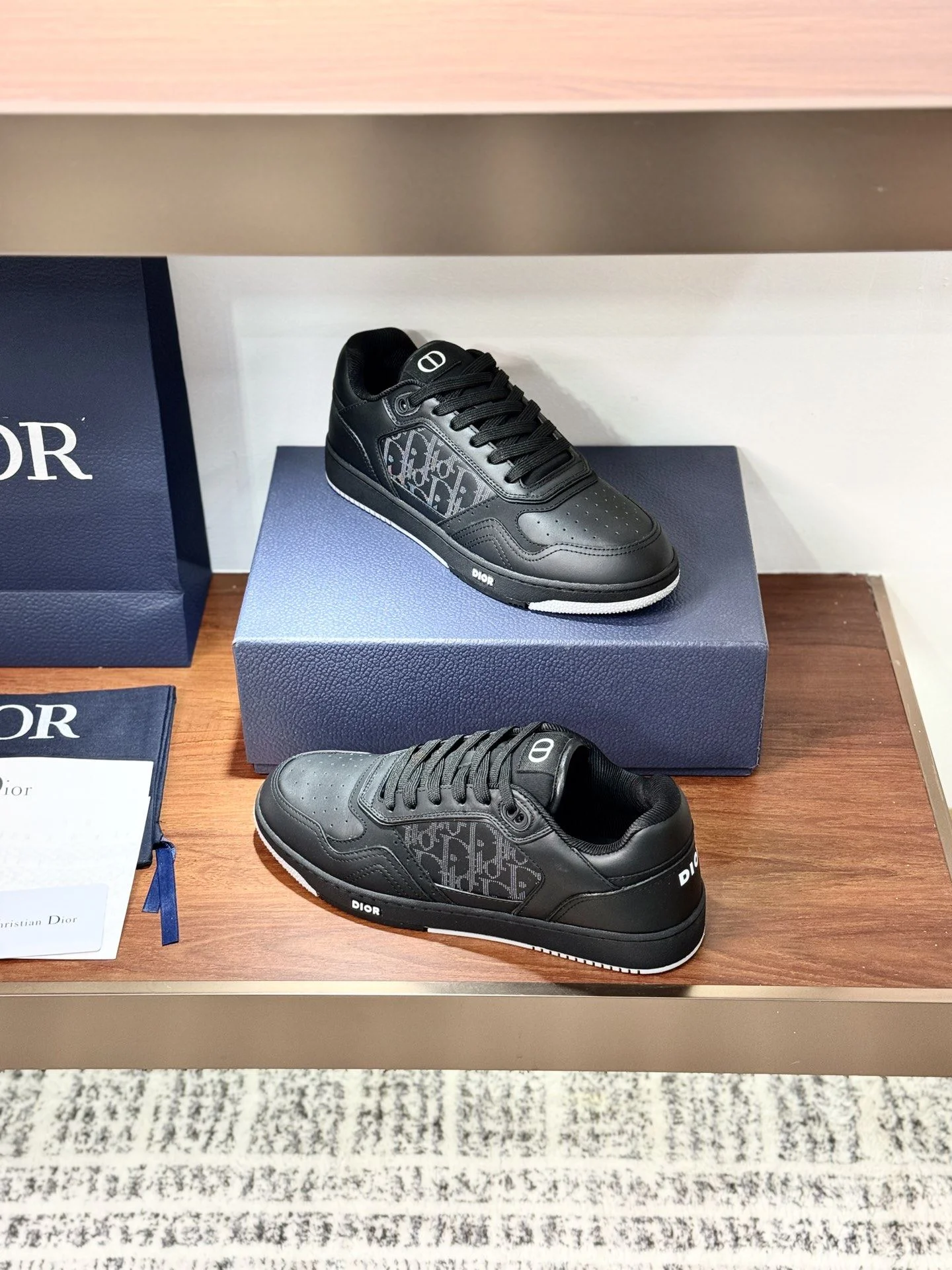 Accurate model Christian Dior Sneaker
