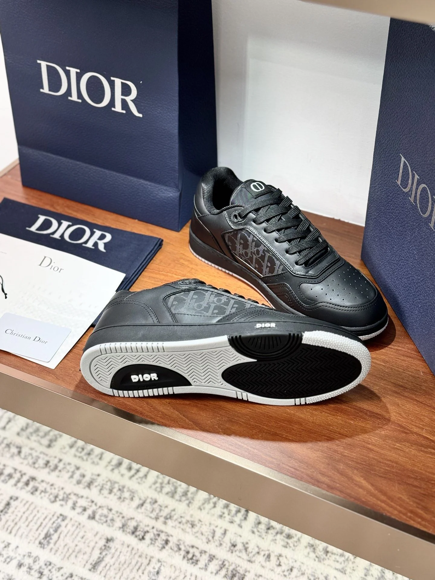 Accurate model Christian Dior Sneaker