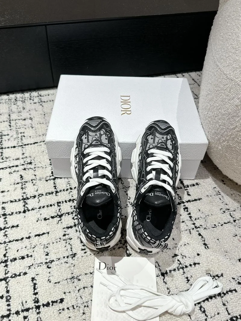 Accurate model Christian Dior Sneaker