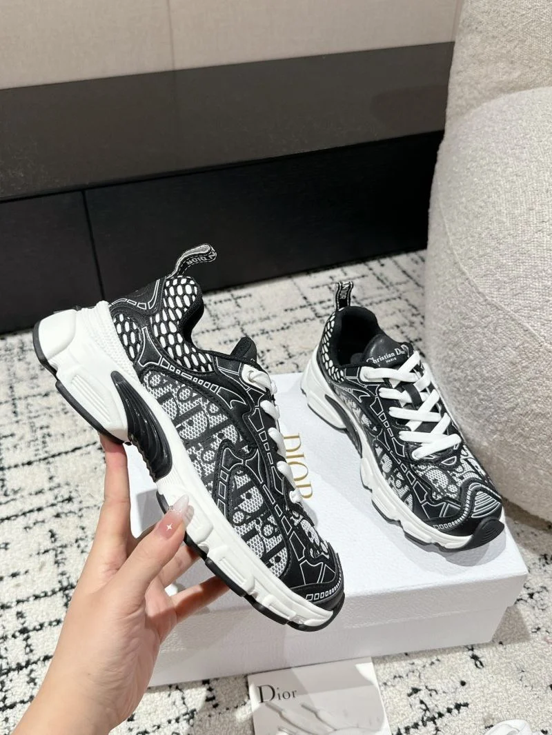 Accurate model Christian Dior Sneaker